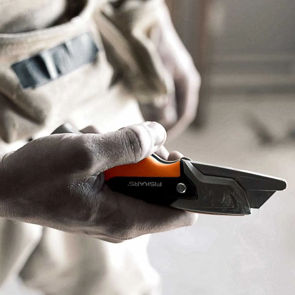 Fiskars CarbonMax Fixed Utility Knife | Trekkinn